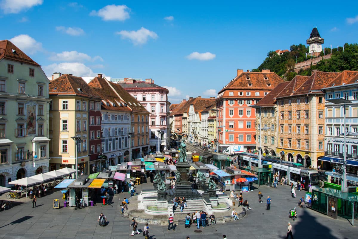 Grazer Tradition: Große Flaggenparade am Grazer Hauptplatz